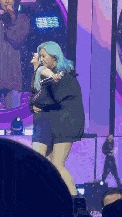 220217 - Jeongyeon giving Dahyun a kiss - TKHUNT
