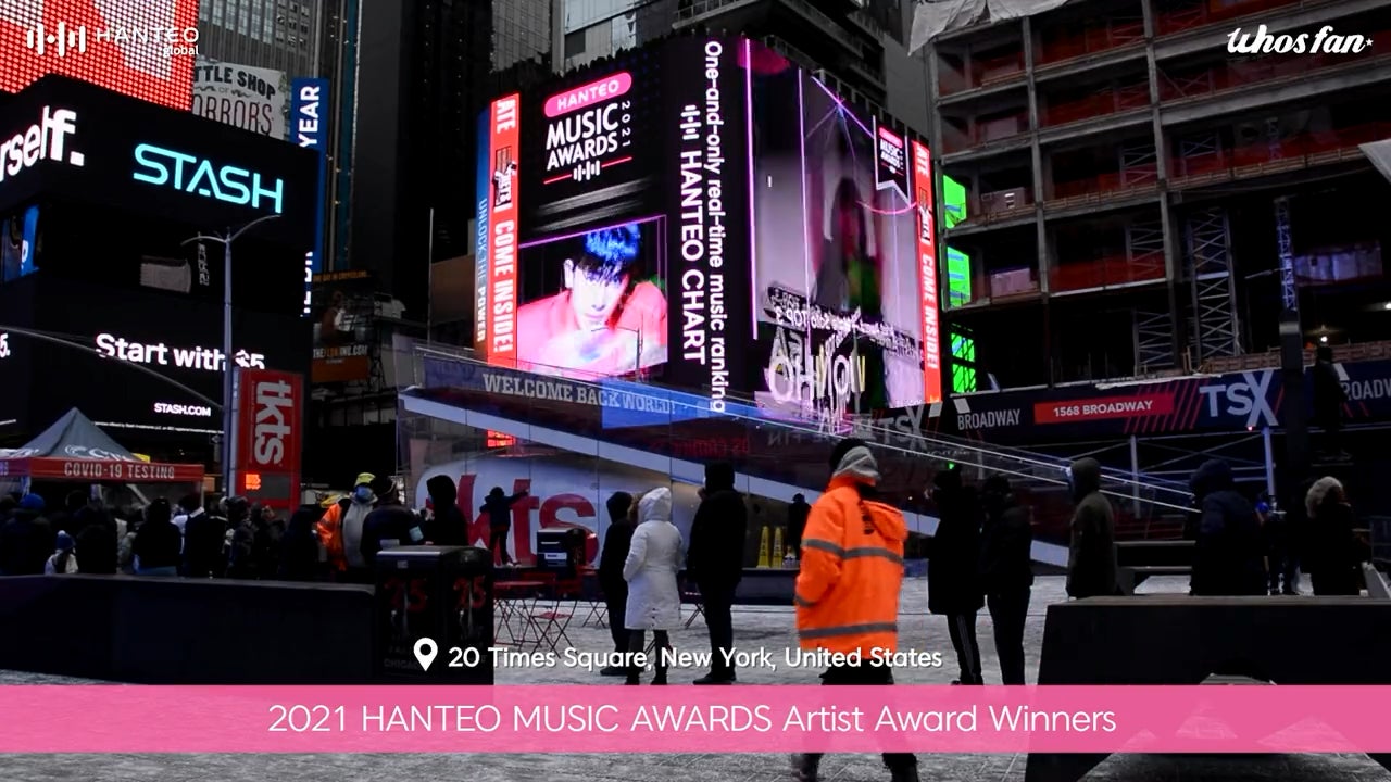 220106 Rosé & Lisa - 2021 Hanteo Music Awards ‘Artist Award Winners’ Ad @ New York Times Square ...