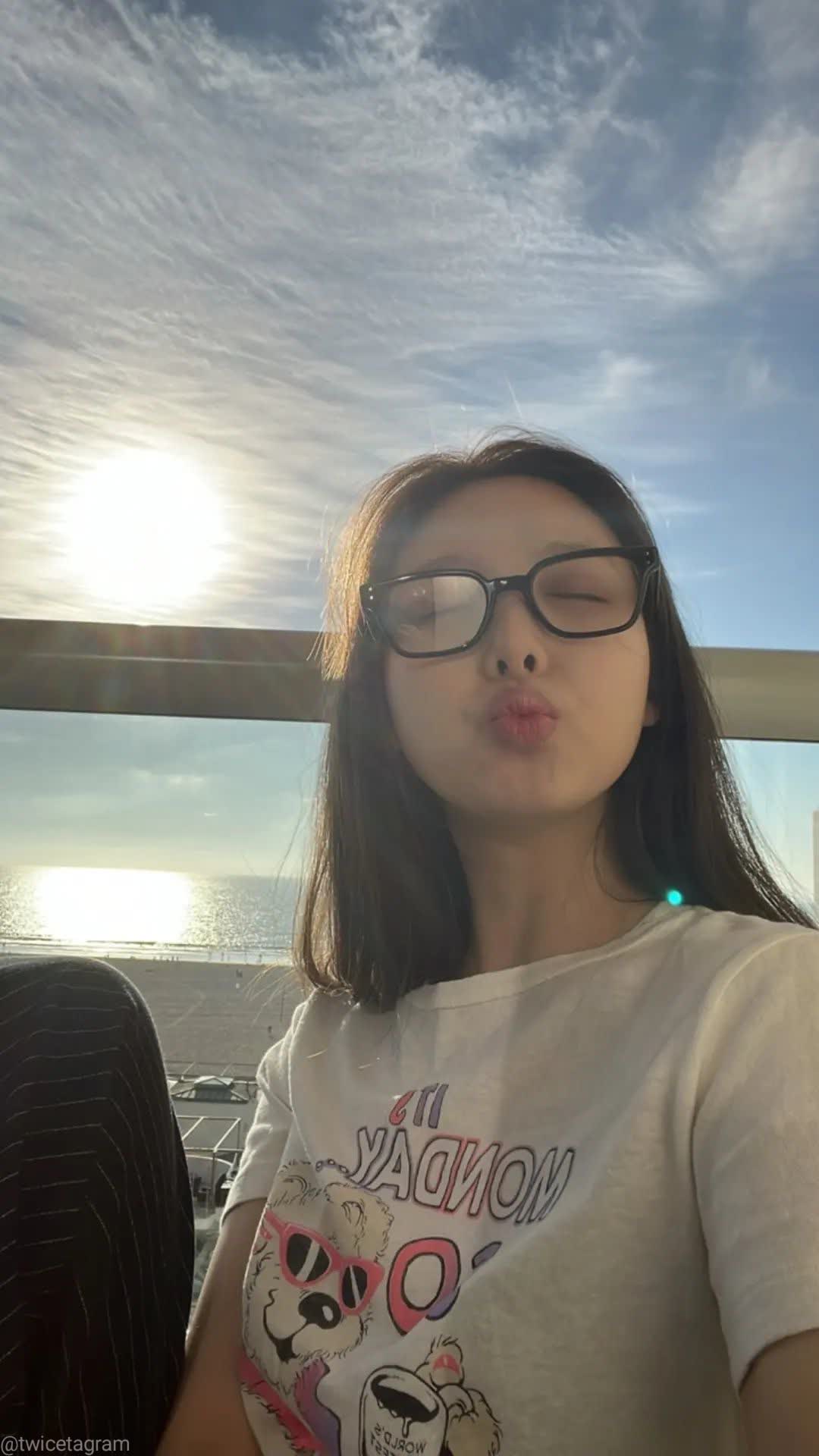 220215 Twicetagram Story Update - Nayeon selcas in her LA hotel room - TKHUNT