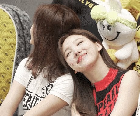 220314 - Cute Nayeon and Tzuyu - TKHUNT