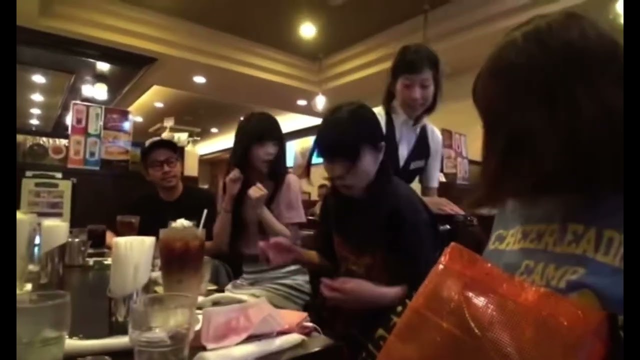 店員さんにドリンクをぶっかけられるアユニ・D - TKHUNT