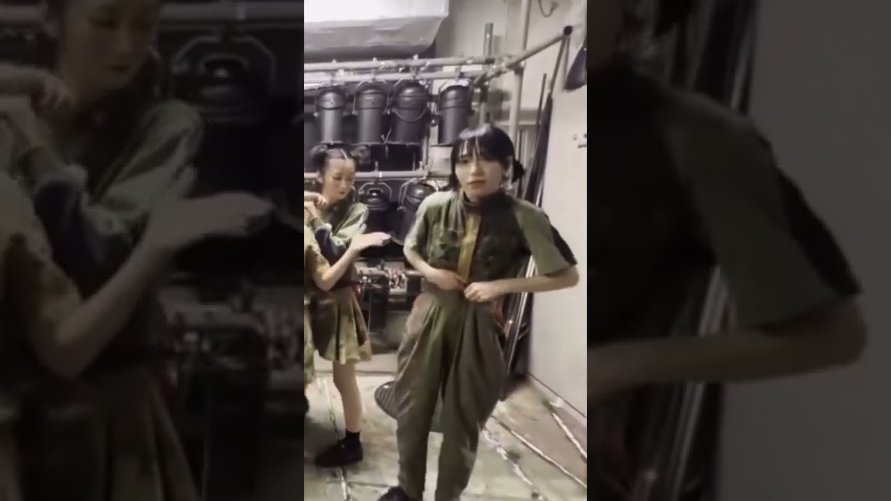 BiSH 初衣装で可愛いポーズを決めるアユニD - TKHUNT