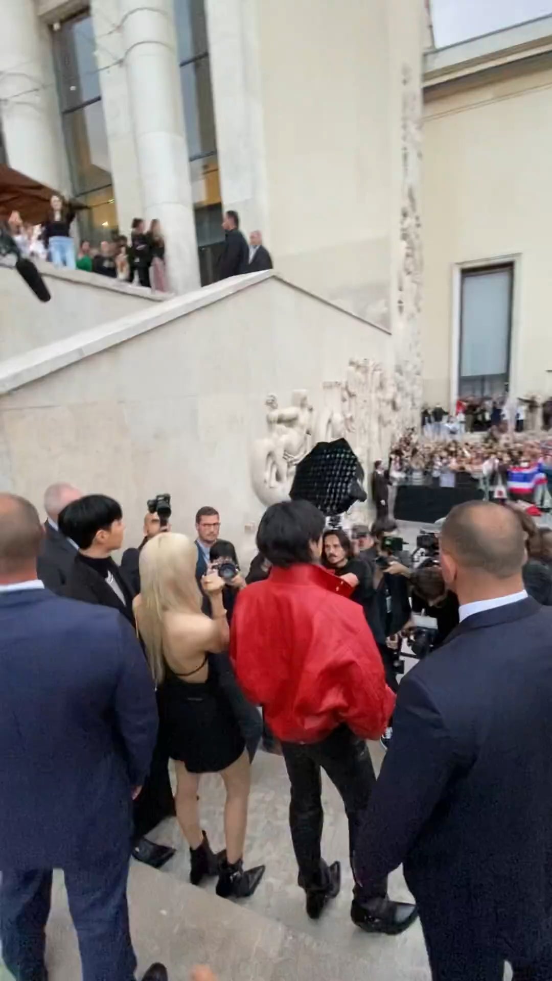 220626 wwd IG Reels Update w / Lisa、Bogum、＆V - TKHUNT