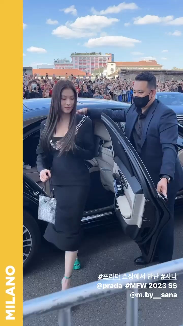 220922 harpersbazaarkorea Instagram ストーリー更新 - プラダ SS23 レディースウェア ファッションショーでのサナ - TKHUNT