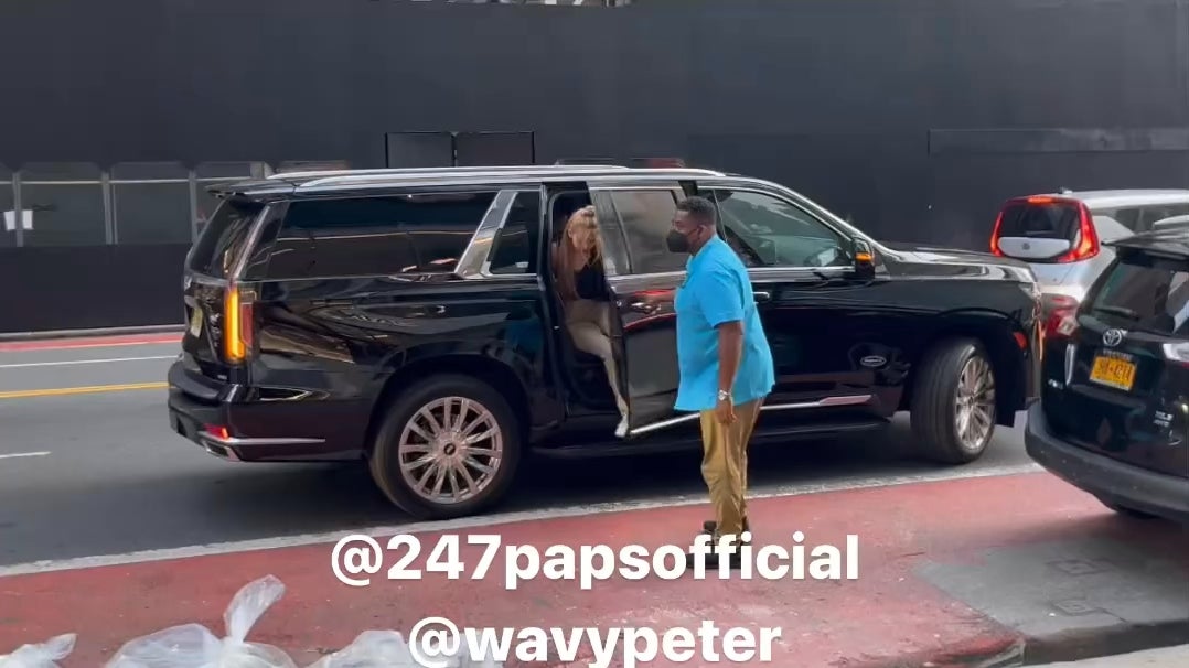 220826 ROSÉ、ニューヨークの Saint Laurent と Tiffany and Co. の旗艦店で - TKHUNT