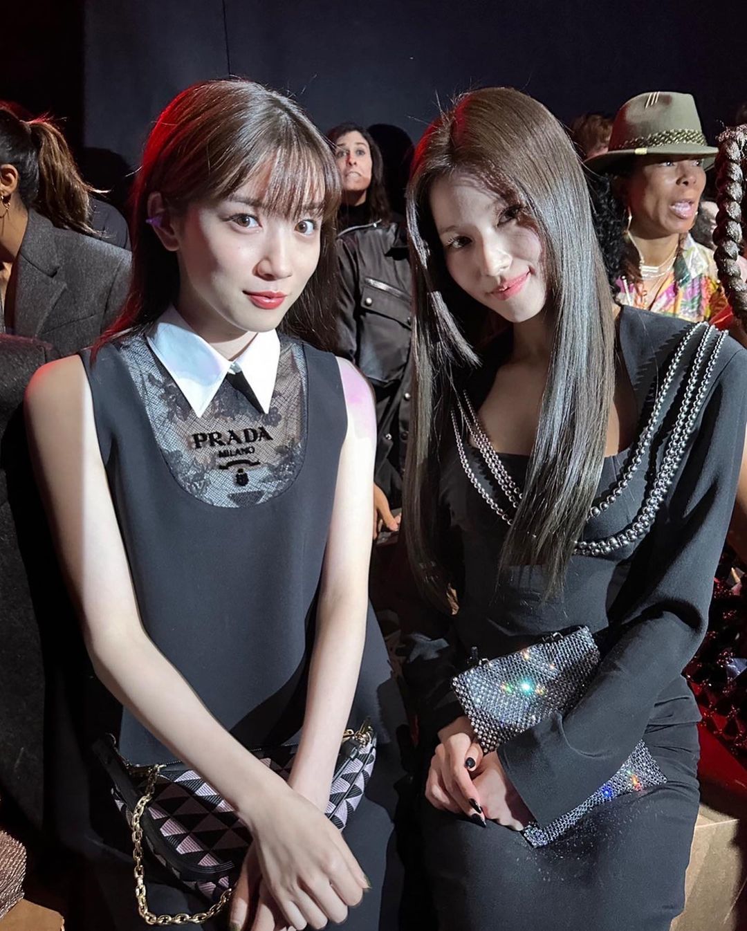 220922 fashionsnapcom Instagram Update - 「プラダのショー会場でTWICEのナナゴメイとサナが隣り合わせ。それぞれ違う黒のコーディネートがキュートで ...