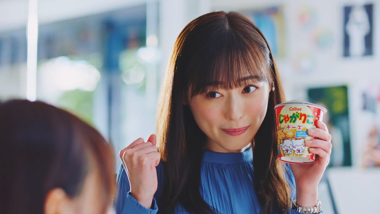 福原遥、じゃがりこにメッセージを添えて同僚にシェア じゃがりこ新CM「あげりこ社会人」篇、「あげりこ女子高生」篇 - TKHUNT