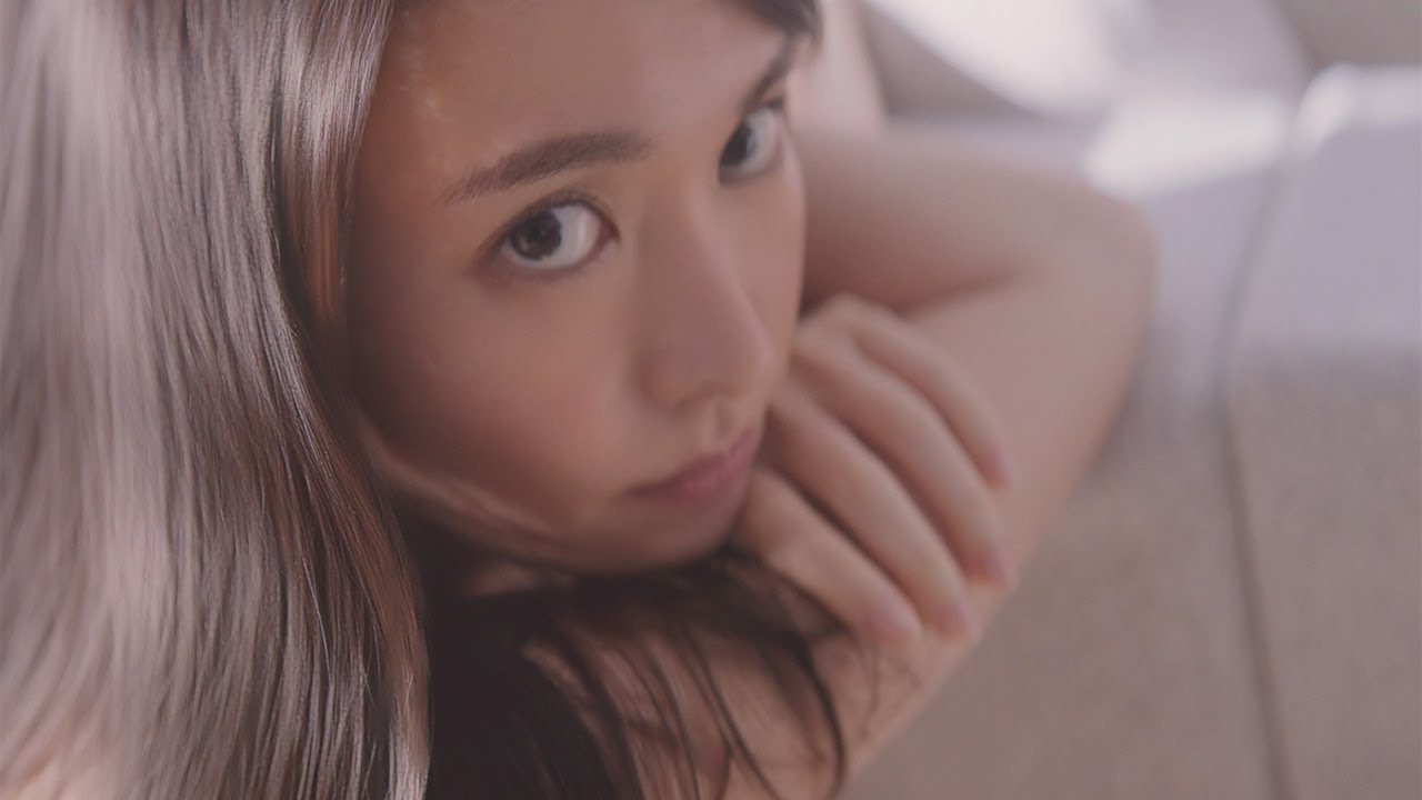 新垣結衣「触ってみる？」キュートな上目遣いにドキッ！新CMで美背中も - TKHUNT
