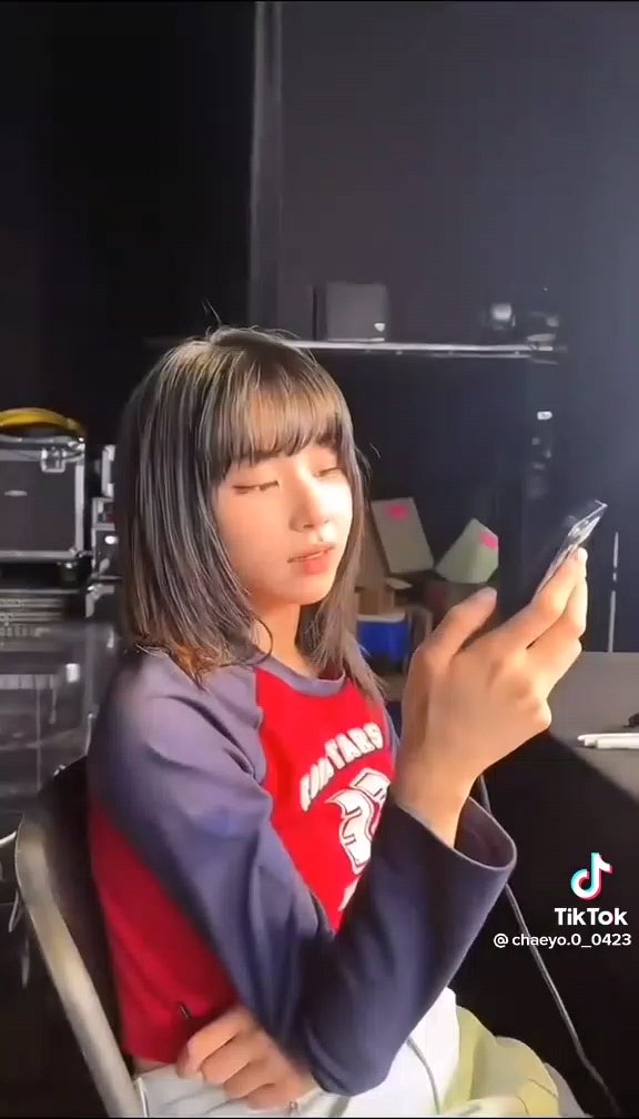 夢の中で、あの綺麗なピンク色の唇にキスしたいけど、夢じゃない😔 - TKHUNT