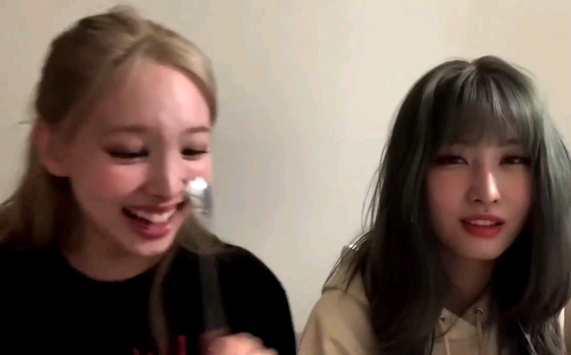 笑うナヨン＆困惑するモモ - TKHUNT