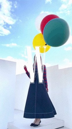 220919 wkorea Instagram Update with Tzuyu - 「Tzuyu が Tory Burch の撮影でバルーンを持ってポーズをとった素敵な瞬間」. - TKHUNT