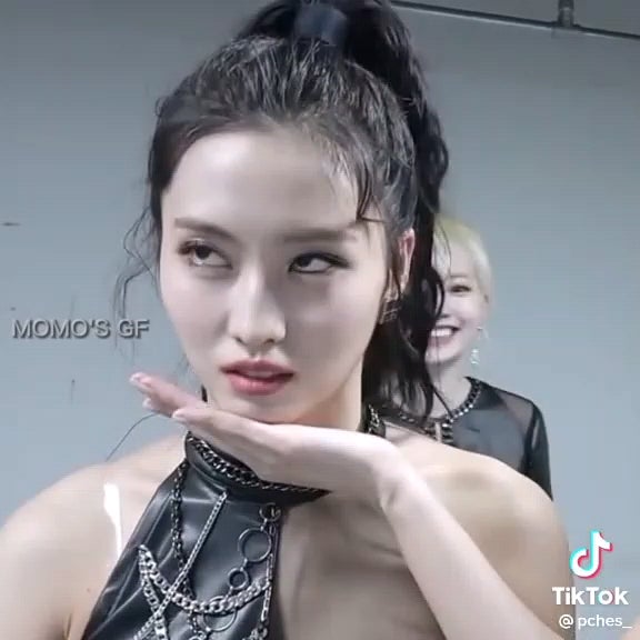 私たちの人生のある時点で、モモが作る顔のいくつかを作りました🙄😆 - TKHUNT