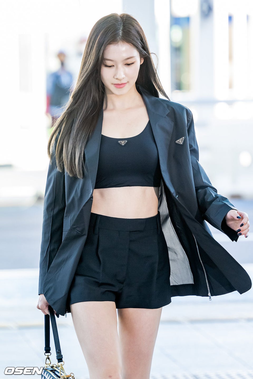 220921 osen サイトの更新 - Prada SS23 Women's Collection Fashion Show に向けて出発する空港のサナ - TKHUNT