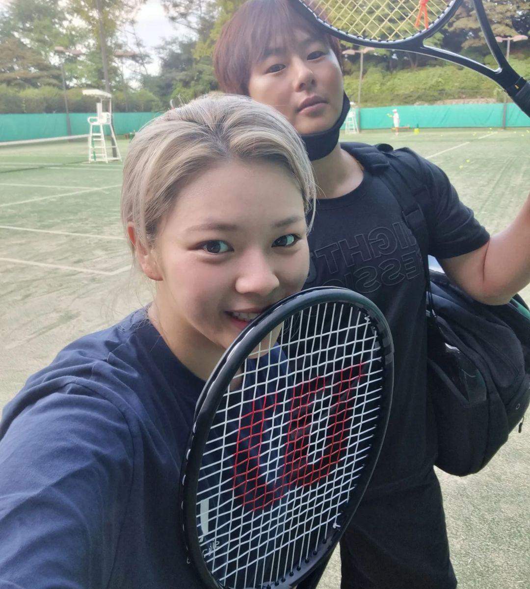 220920 gyunpro Instagram更新 - 「オルチャンビューティーメンバーと🎾🤩」 (ジョンヨンセルカとテニスの先生) - TKHUNT