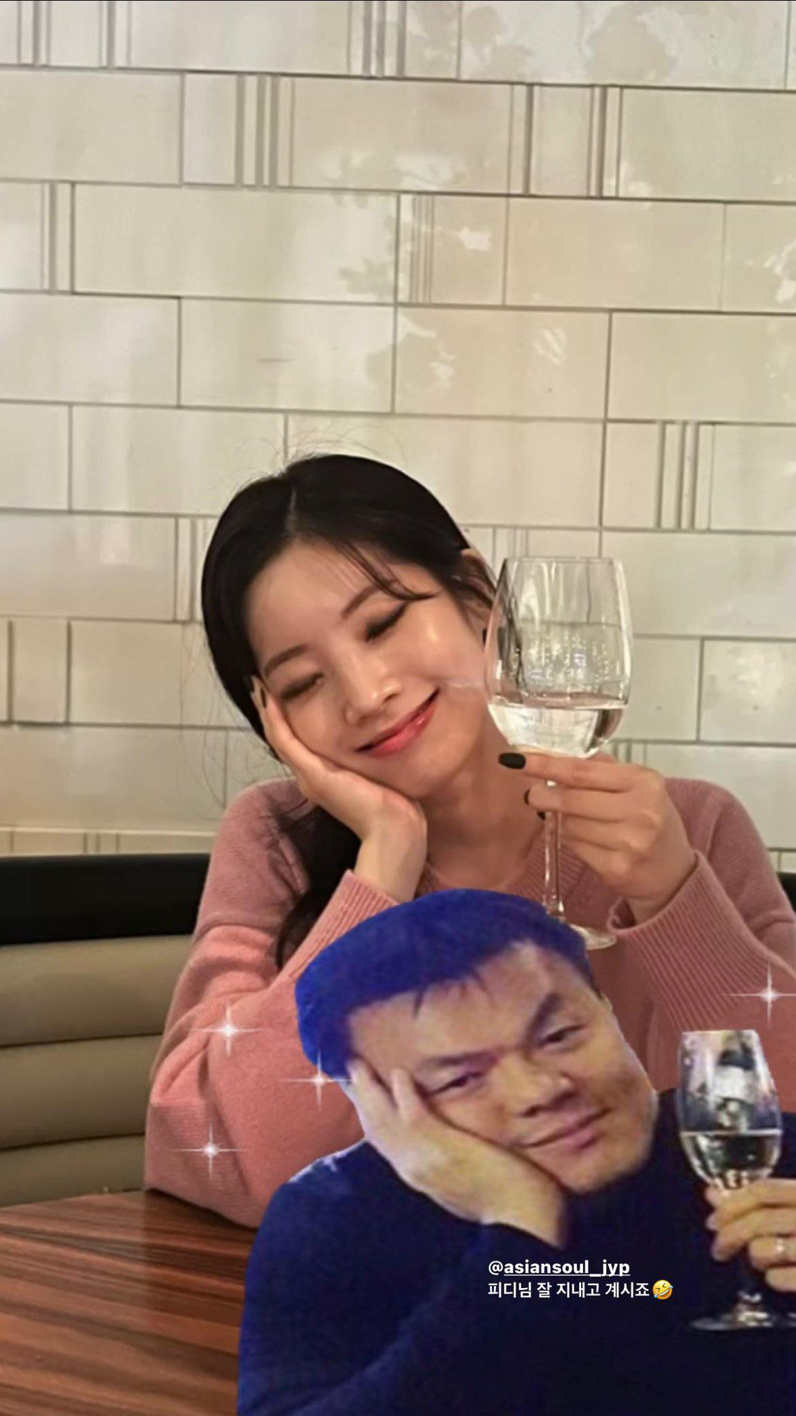 220921 Dahyun Instagram ストーリー更新 - 「@asiansoul_jyp お元気ですか、PD? 🤣」 - TKHUNT
