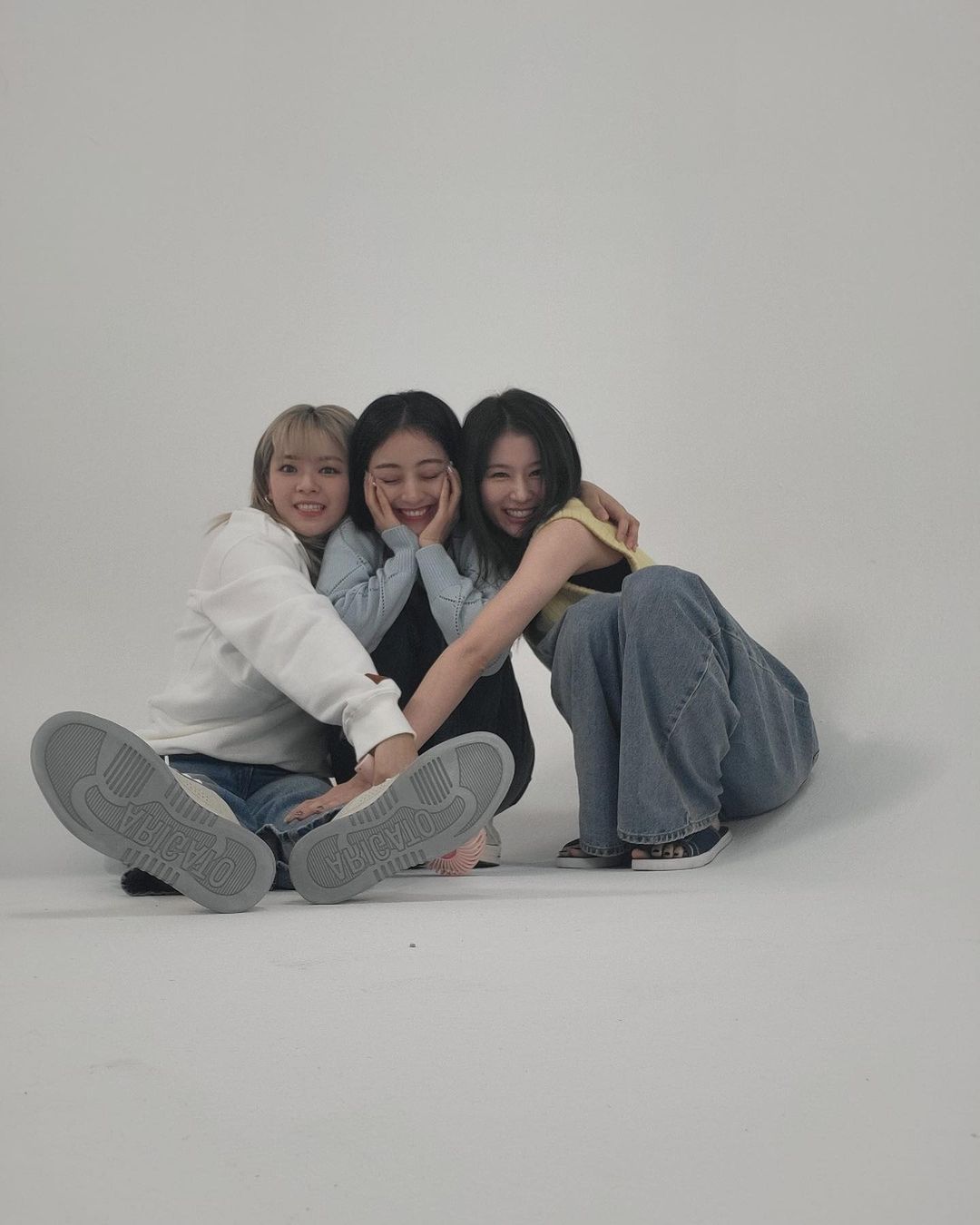 220920 ジョンヨン Instagram Update - 🤸🏻🤸🏻‍♂️🤸🏻‍♀️ (+ サナとジヒョ) - TKHUNT