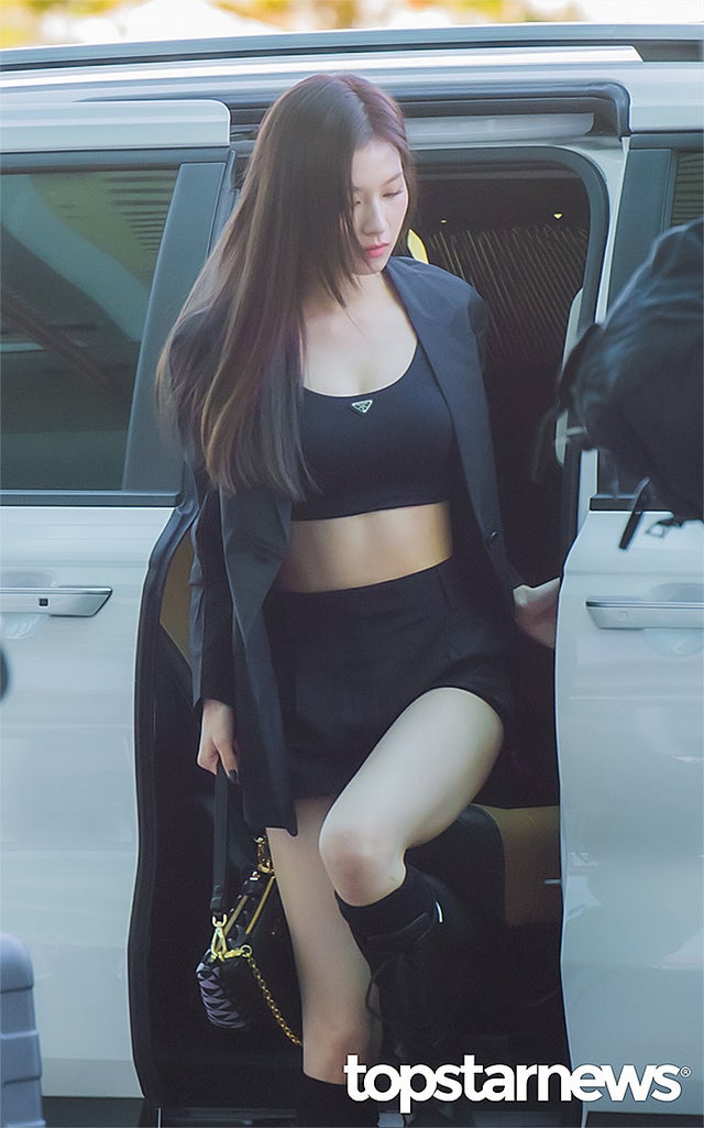 220921 topstarnews サイトの更新 - サナは空港にいて、プラダ SS23 レディースウェア ファッション ショーのためにミラノ ファッション ウィークに向かいます - TKHUNT