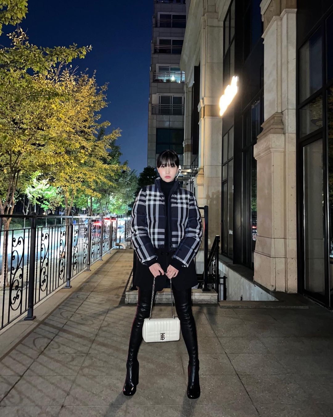 221110 ミナ Instagram Update - "@burberry" - TKHUNT