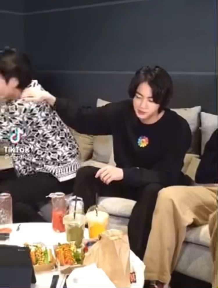 Brat Tamer Seokjin FC メンバーの皆さん、集合してください 😏 - TKHUNT