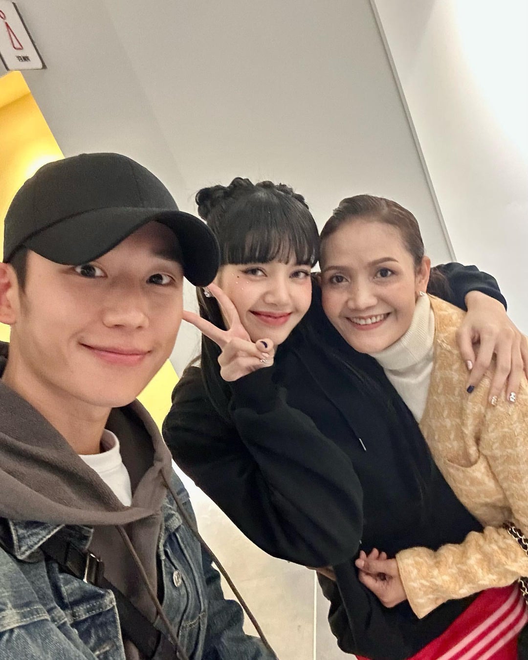 221018 chitthipbruschweiler IG Update w/ Lisa & Hae-in - TKHUNT