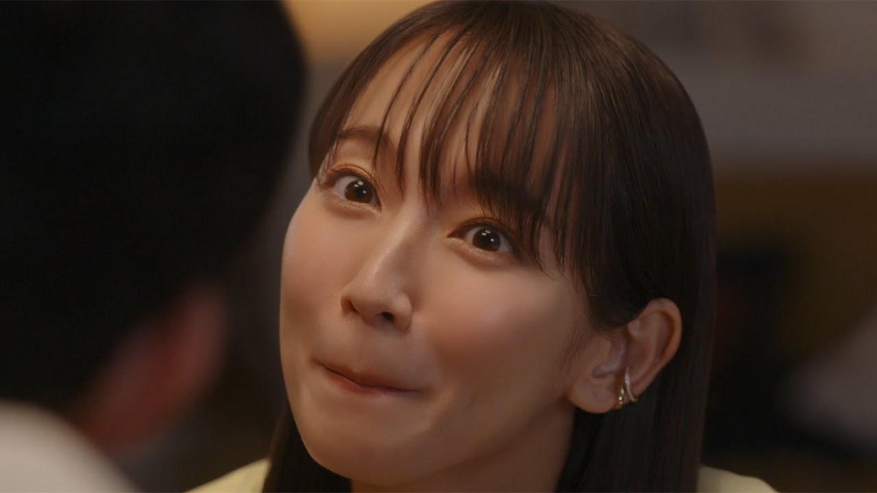吉岡里帆、キュートなにらめっこ？ジーッと見つめる姿にドキッ ロングコートダディ堂前透と仲良し夫婦に 「JINRO」新CM - TKHUNT