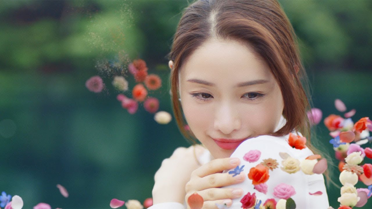 石原さとみ、うっとりした表情で“ギュッ” 香りに心奪われる？ 「ハミング フレア フレグランス」新CM - TKHUNT