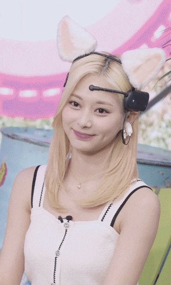 恥ずかしがる愛らしいツウィ - TKHUNT