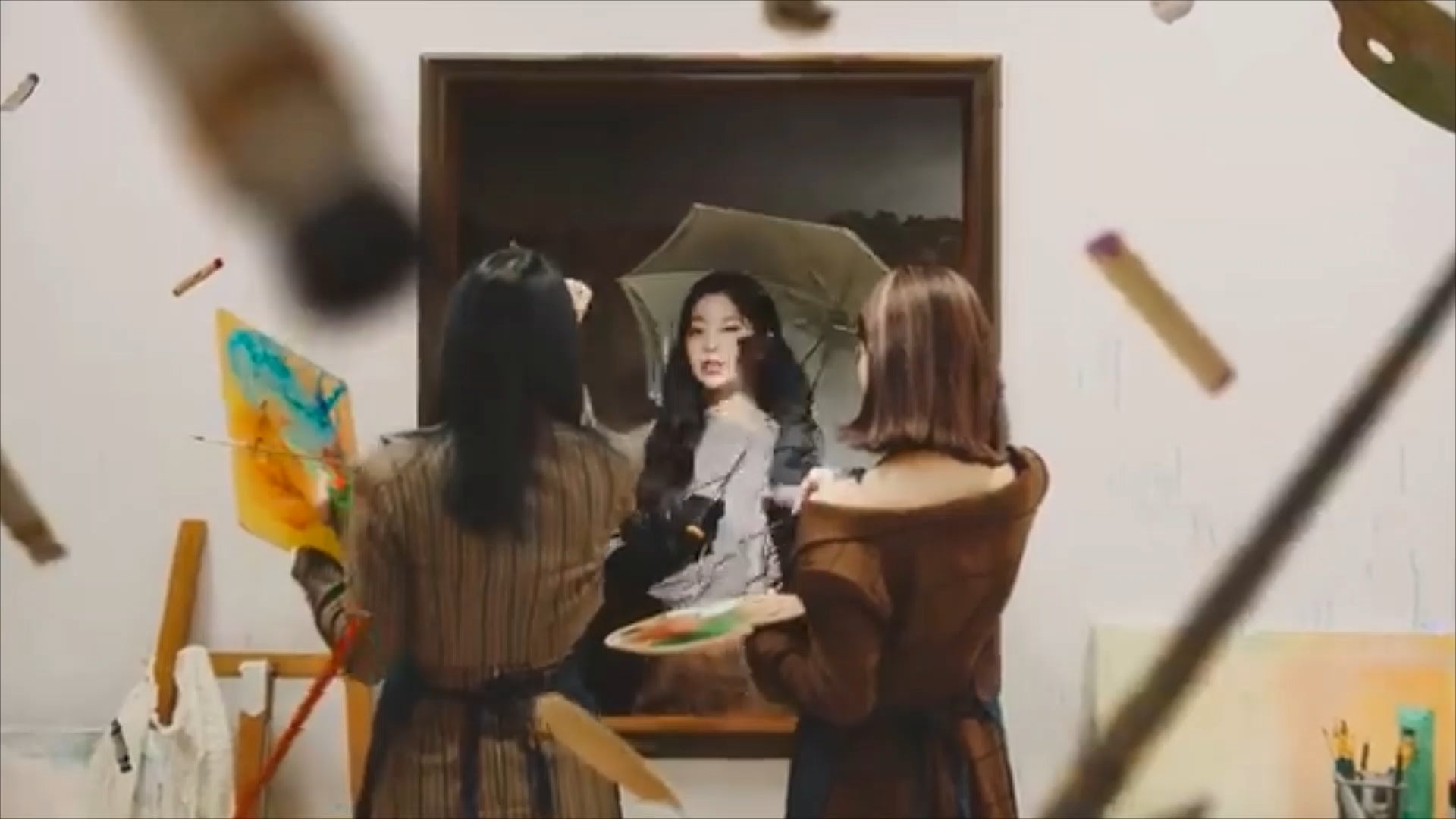 私: *豆の缶詰を持って大きなテスコを後にします*。 外で新聞売りをしている男: - TKHUNT