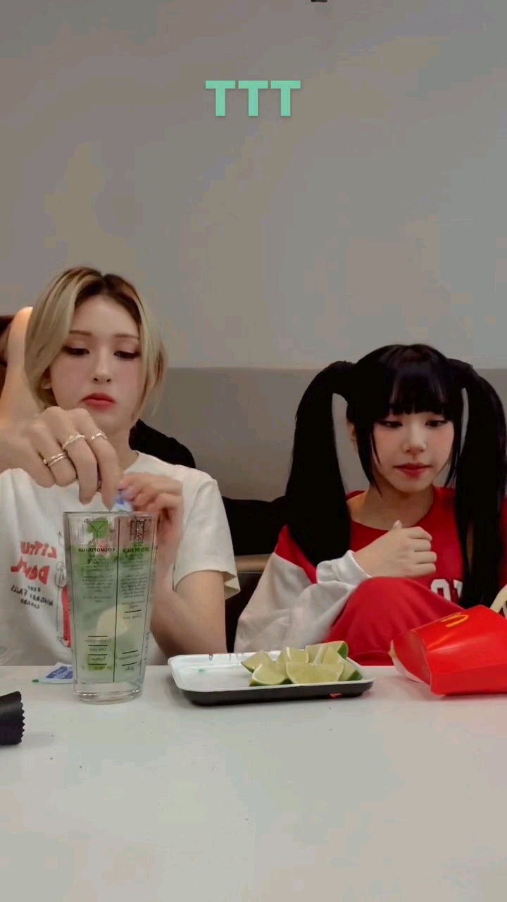 220827 フライドポテトを食べるチェヨン (ft. ナヨン、モモ) - TKHUNT