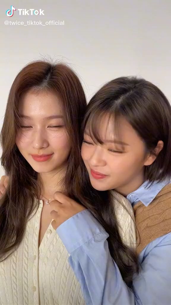 221024 TikTok アップデート - 「3-2-1! Emm-Muuahh😘 #muuahh #JEONGYEON #SANA” - TKHUNT