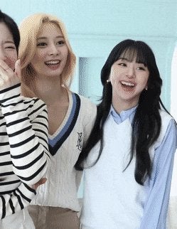 221021 - ツウィをギュッと抱きしめるチェヨン(+ダヒョン) - TKHUNT