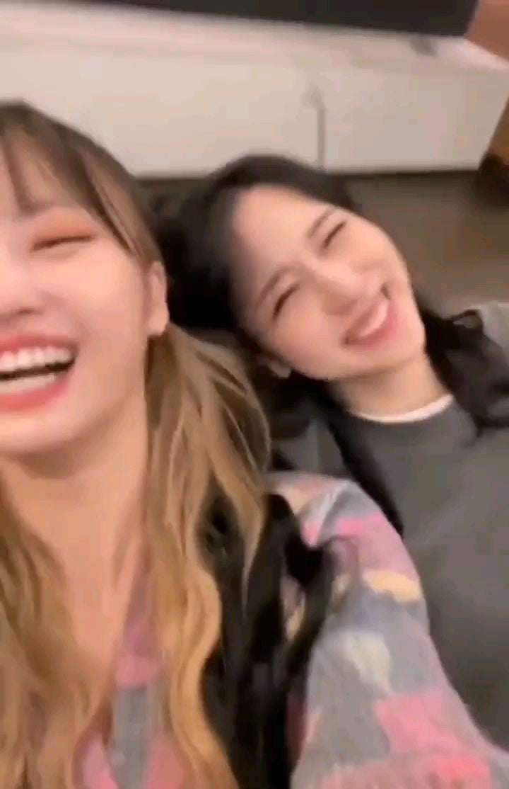 一緒に笑うミナとモモ。 かわいい😍 - TKHUNT