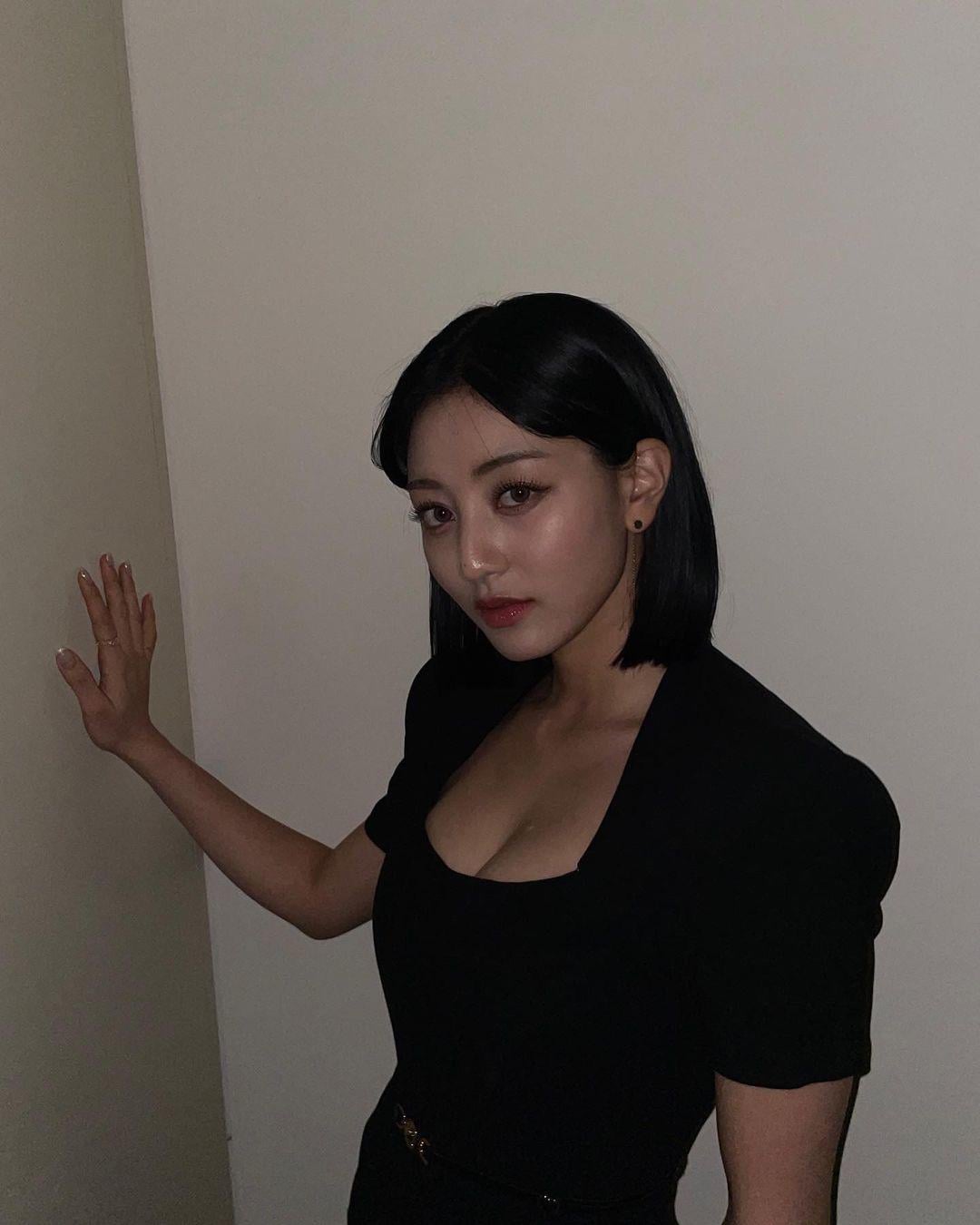 221231 ジヒョ Instagram Update - “The last day of 2022🖤” - TKHUNT