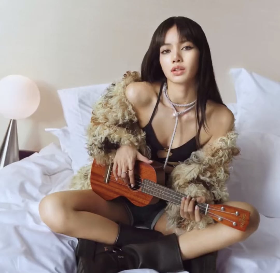 Lisa がステージ上でモデルを使って殺戮する方法はクレイジーで、彼女はとてもゴージャスです。 最高の写真撮影の 1 つ。 😍🔥🔥🔥 - TKHUNT