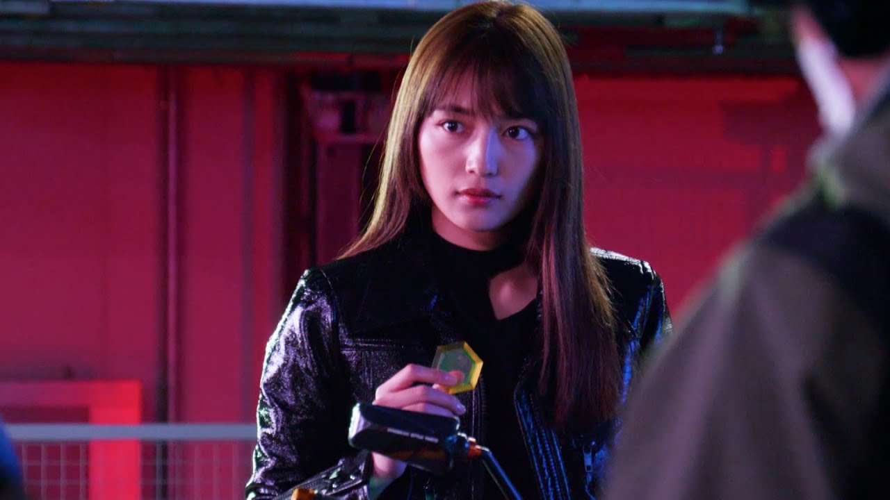 川口春奈、クールなセクシーなエージェントに！ブラックレザー姿でミッションに挑む！？ 特茶TVCM - TKHUNT