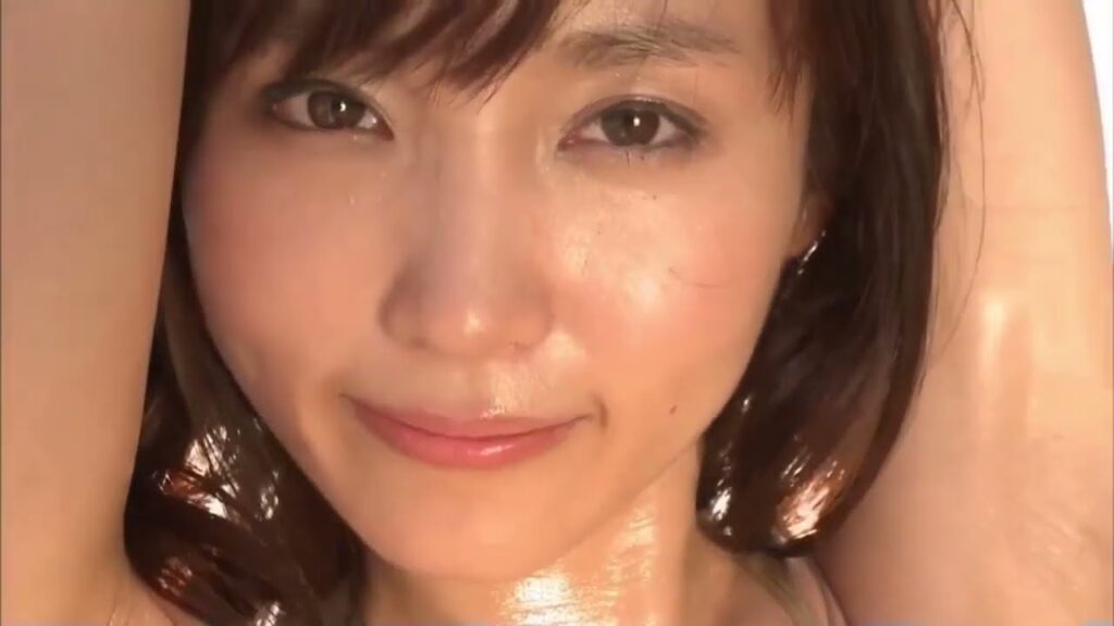 吉木りさ セクシーなゴールド水着 - TKHUNT