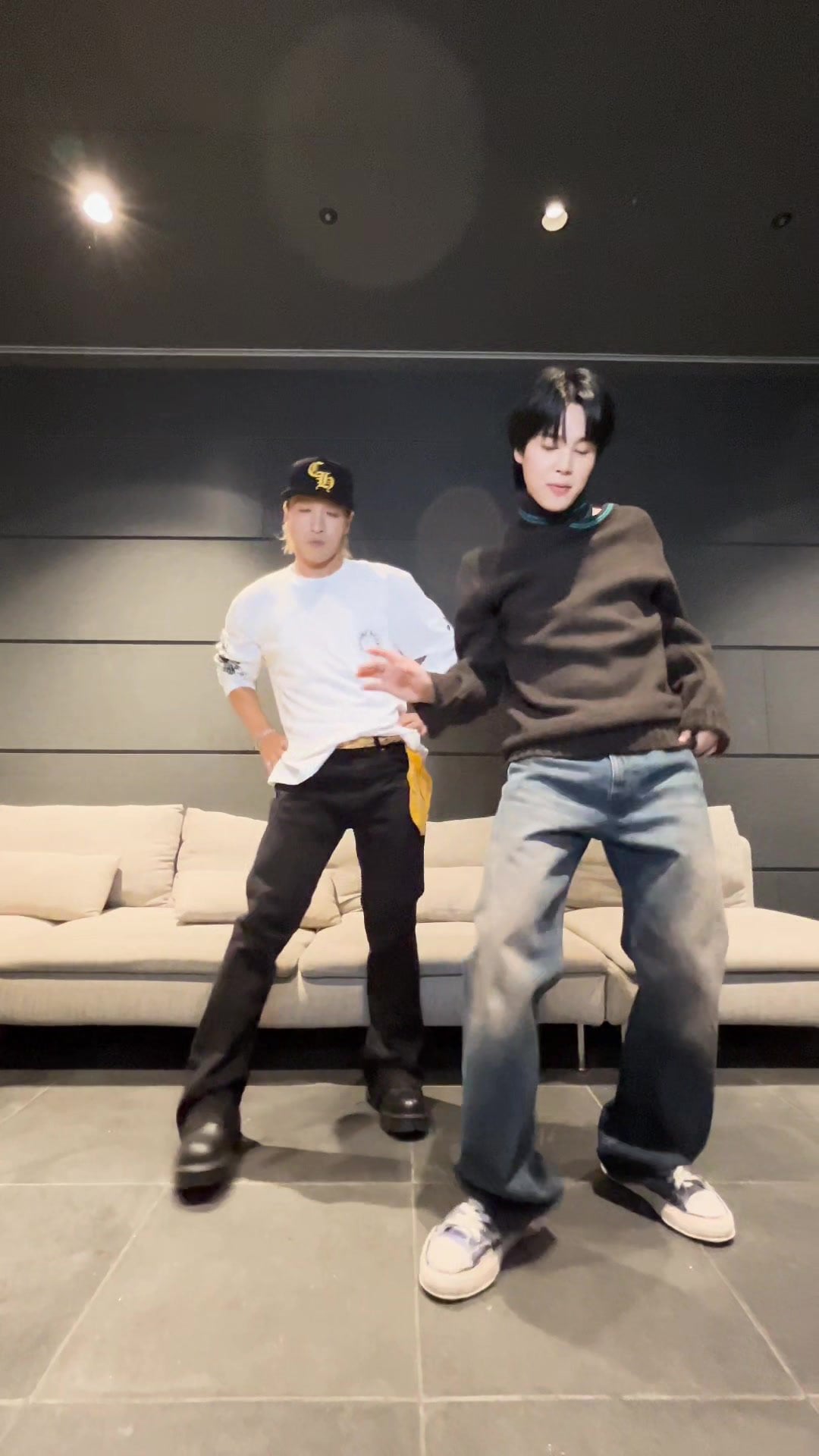 230330 Jimin on TikTok: TAEYANG との「Like Crazy」ダンス チャレンジ - TKHUNT
