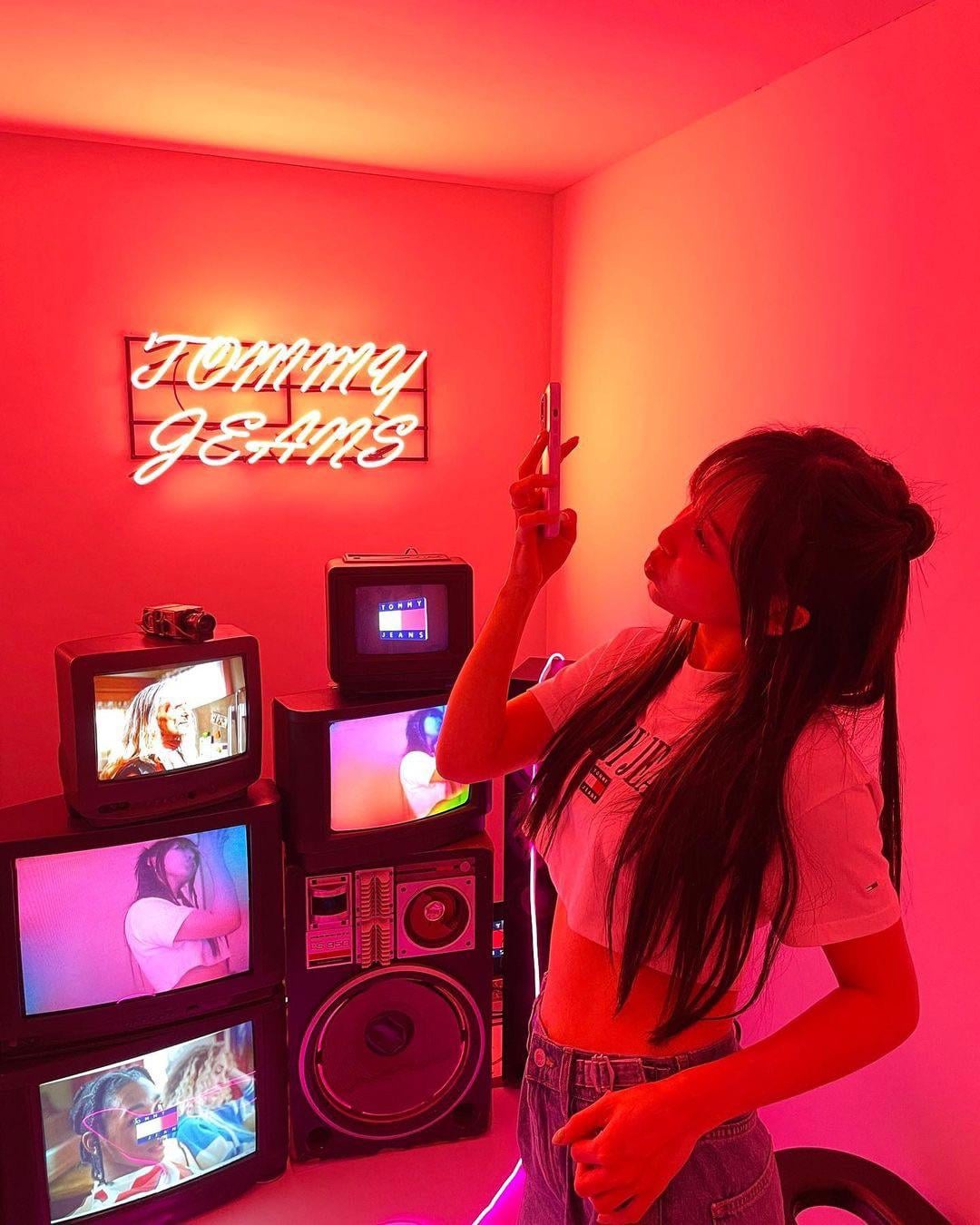 230324 Nayeon Instagram Update - 「.@tommyjeans 💗」 - TKHUNT