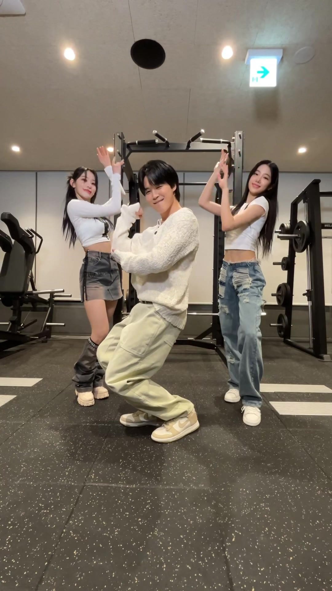 230401 Jimin on TikTok 'Like Crazy' ダンス チャレンジ with Le Sserafim Sakura and Kazuha - TKHUNT