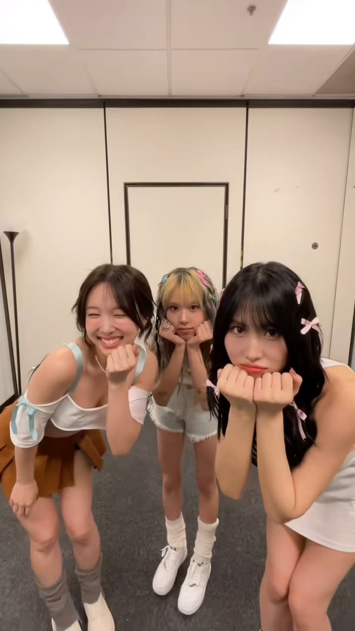 230614 TikTok アップデート - 完璧な究極のアイドル TWICE ft. ナヨン、モモ、チェヨン - TKHUNT