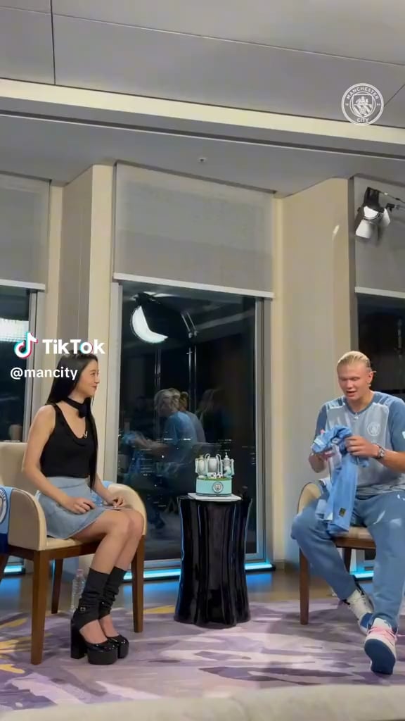 230803 mancity TikTok update w/ Jisoo & Erling Haaland - TKHUNT