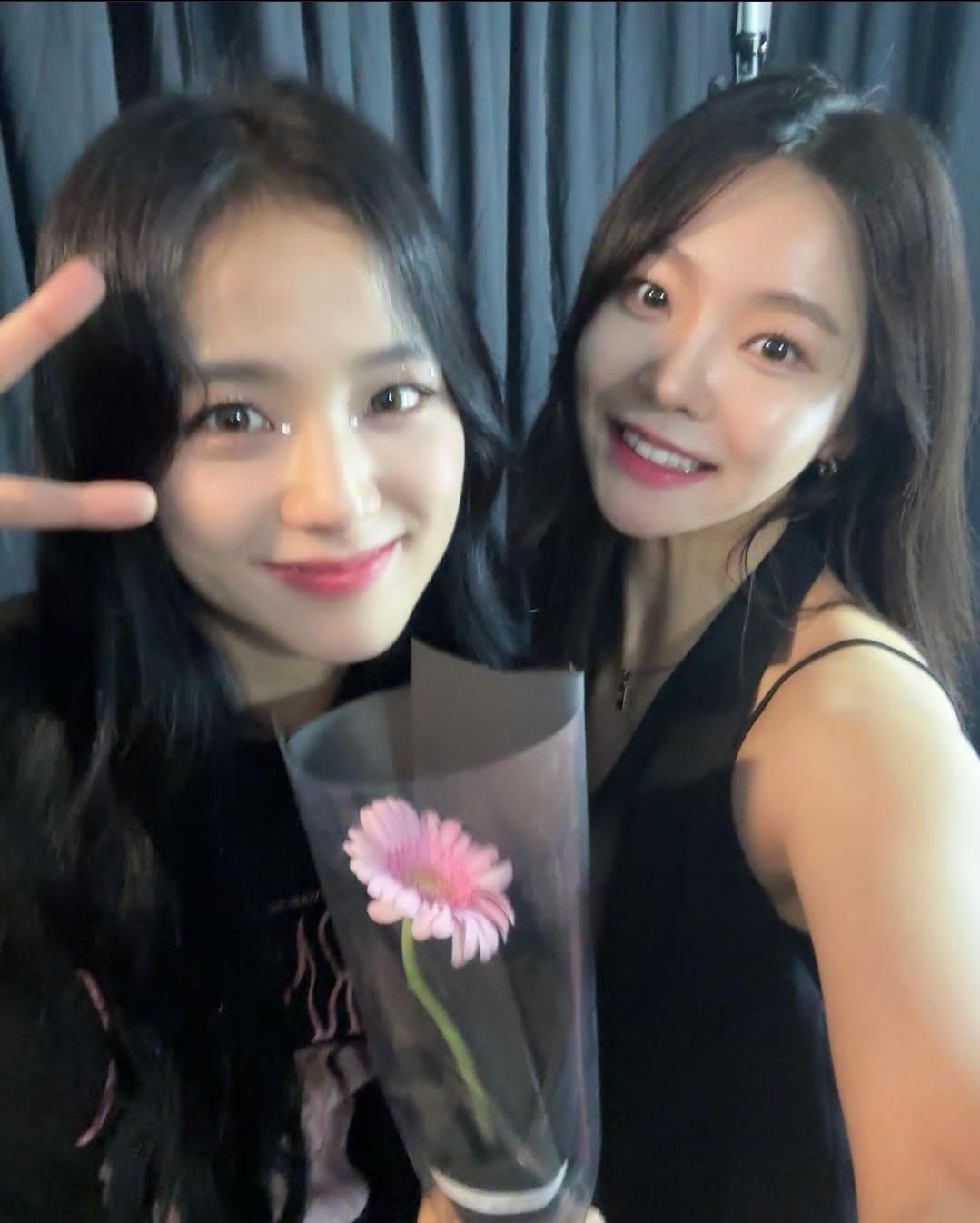 230918 Jisoo による e.uzin IG アップデート - TKHUNT