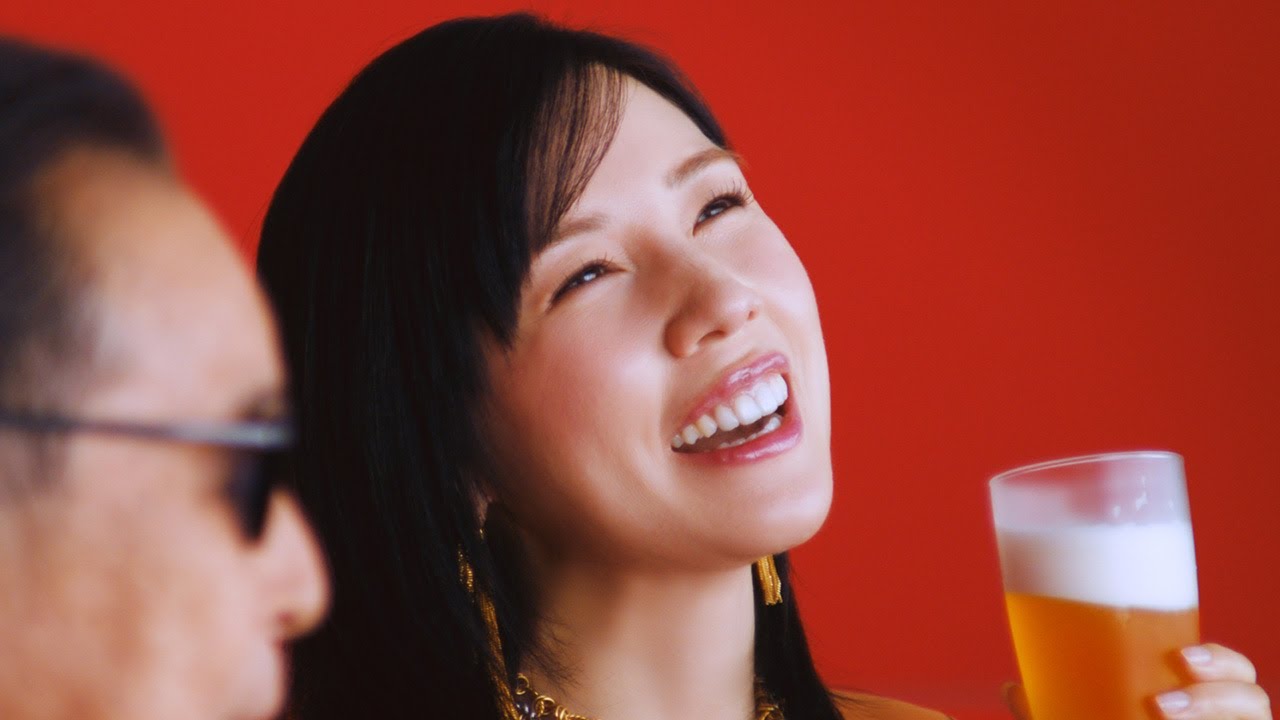 仲里依紗＆清野菜名、タモリと乾杯 楽しそうに談笑する姿も キリンビール「本麒麟」新CM - TKHUNT