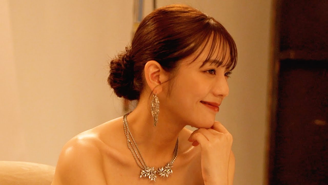 貴島明日香、ツヤツヤな美デコルテ全開でドレスアップ！『おねがい社⻑!』新WebCM『レベルアップ篇』＆メイキング・インタビュー - TKHUNT