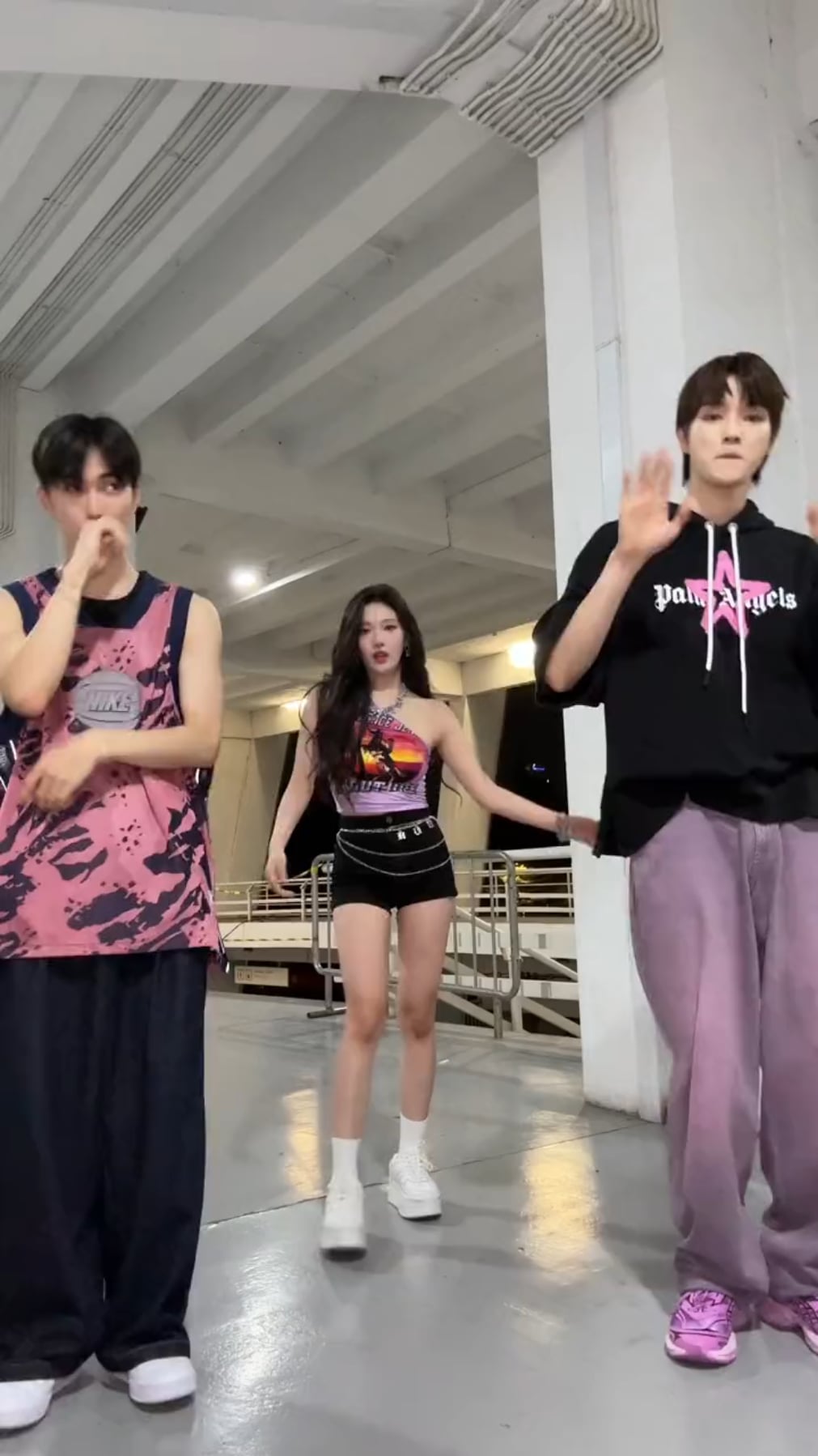 230924 RIIZE TikTok アップデート with Giselle と Ningning - RIIZE Sungchan、Seunghan、Anton とギター チャレンジをし ...