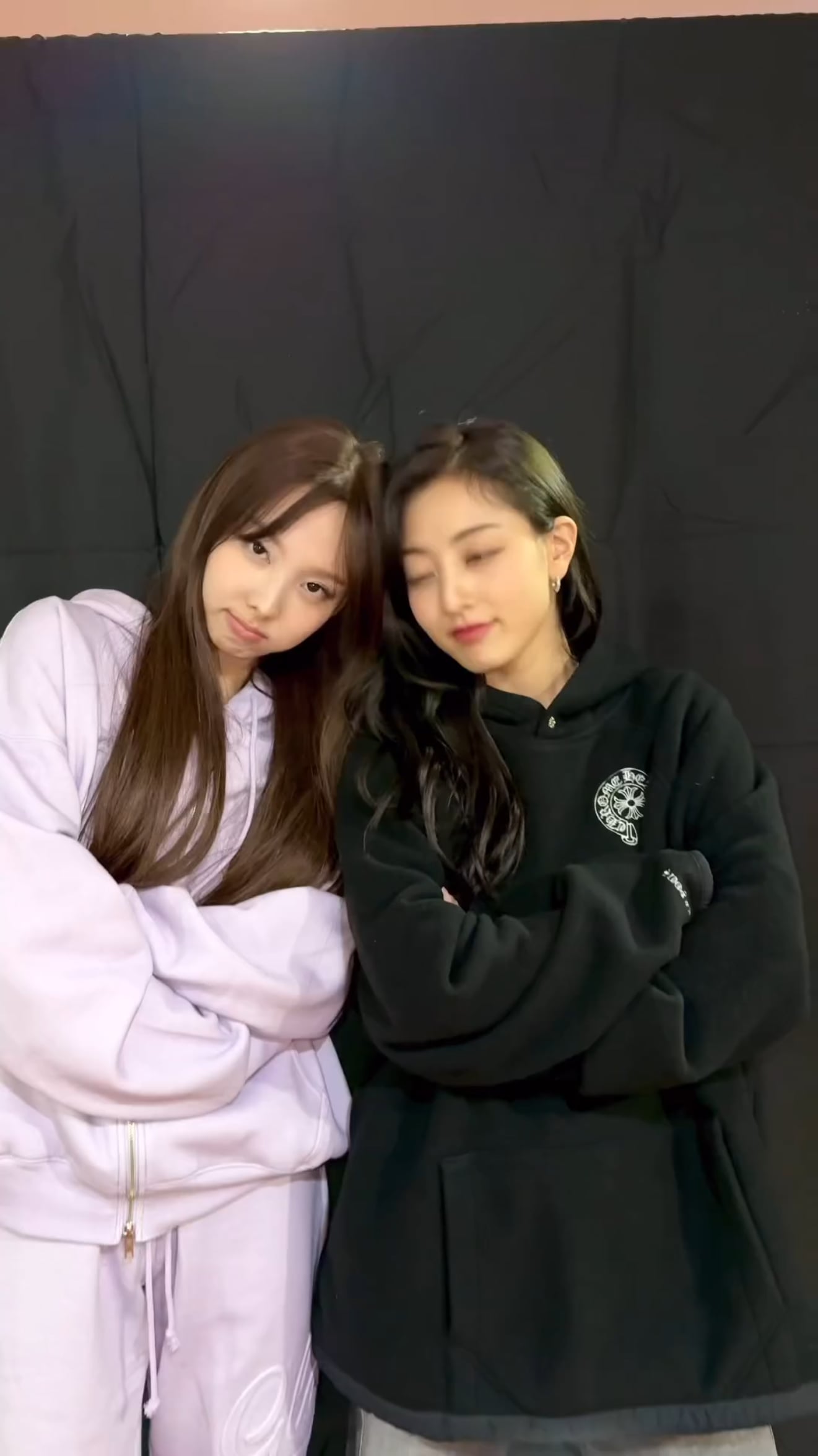 231023 Twicetagram リール更新 - #NAYEON #JIHYO との STRANGER チャレンジ 🖤 - TKHUNT