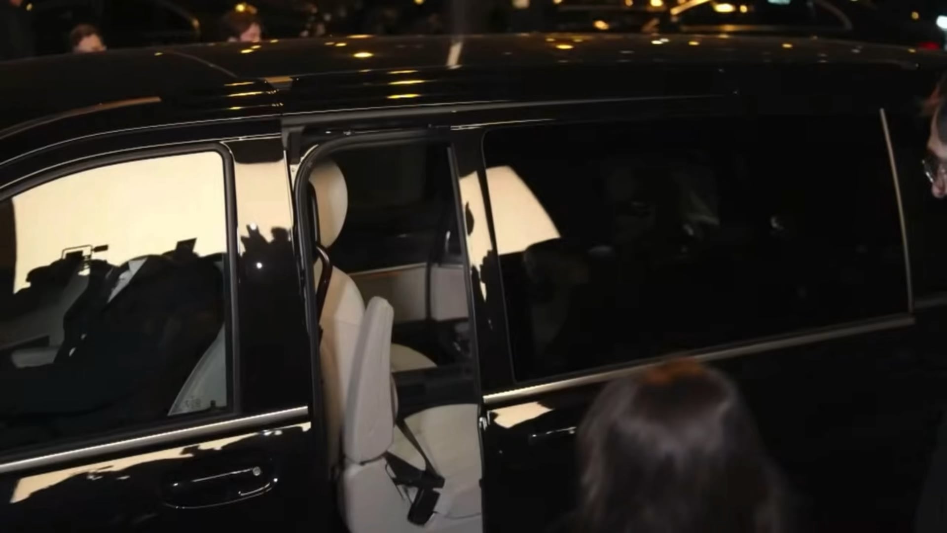 240227 ロゼがサン ローラン パリ ファッション ウィークに到着 - TKHUNT