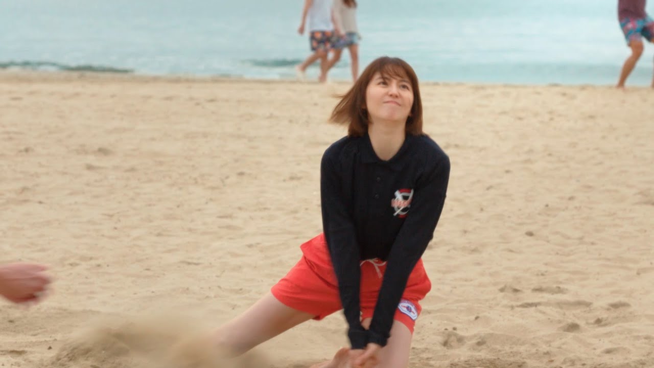長澤まさみ、美脚あらわにビーチバレーで華麗なレシーブ！ TV-CM『クボタが支える アメリカ建設機械』篇 - TKHUNT