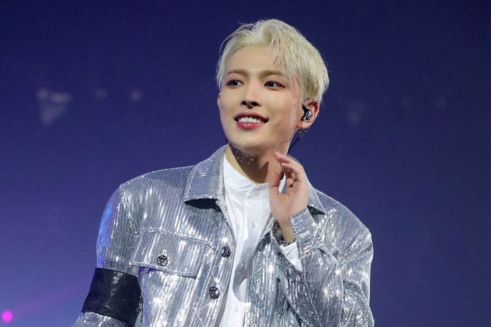 ATEEZホンジュン、こどもの日に病気や障害のある家族の世話をする若者支援のためNGO「ワールドビジョン」に5,000万ウォンを寄付 - TKHUNT