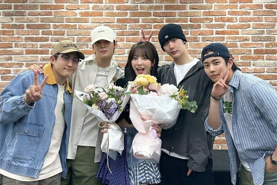 ASTROメンバー、ビリーズファンコンでムン・スアへの愛を表明 - TKHUNT